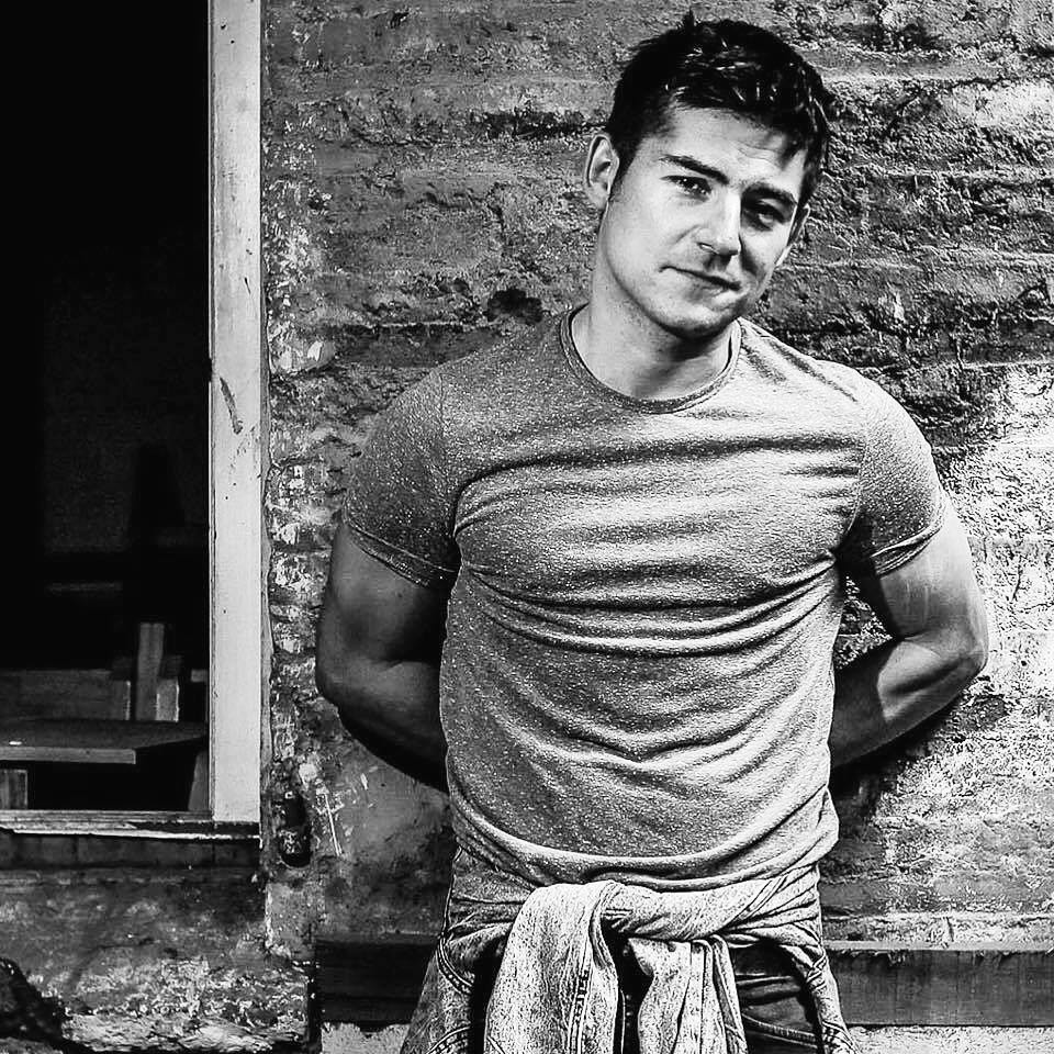 Actor Claudio Castellón derrite corazones con sus fotos - Tecache.cl