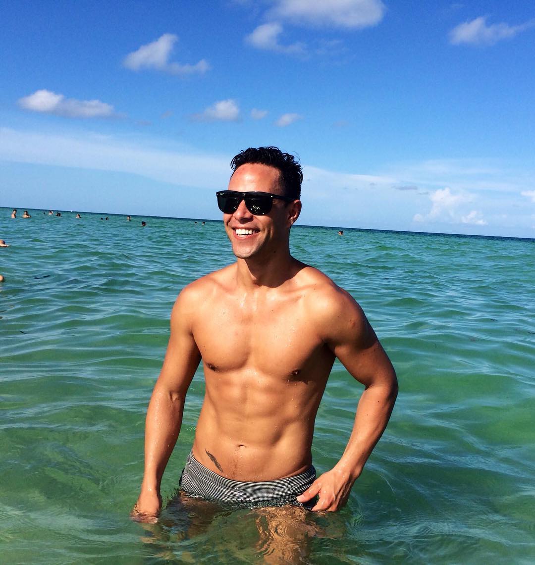 Rodrigo Díaz se llena de piropos por acaloradas fotos en sunga - Tecache.cl