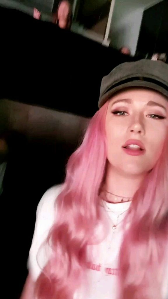 Vesta Lugg sorprende con nuevo look: cabello rosado - Tecache.cl