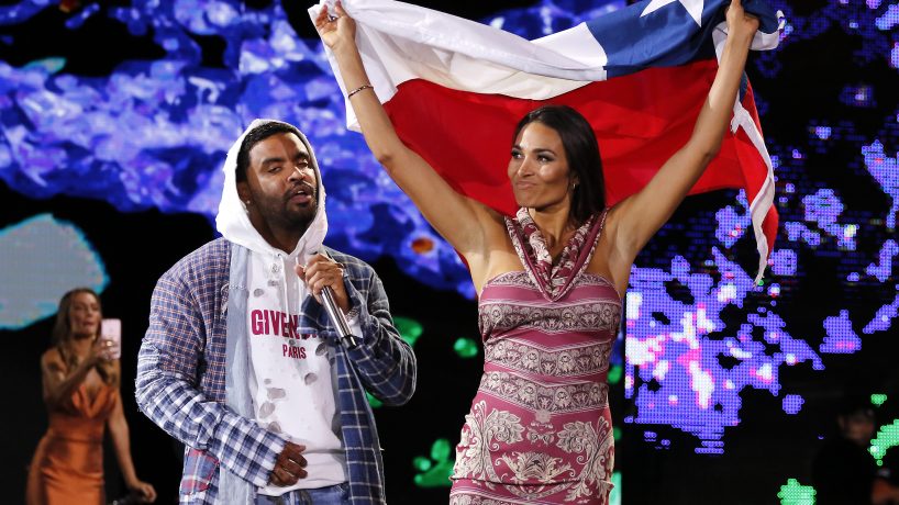 ¿Será para Betsy? Lisandra Silva envía mensaje tras subir al escenario ...