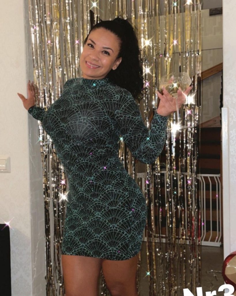 "Como el vino": Marcela Duque arrasa luciendo su figura con ajustados vestidos - Tecache.cl