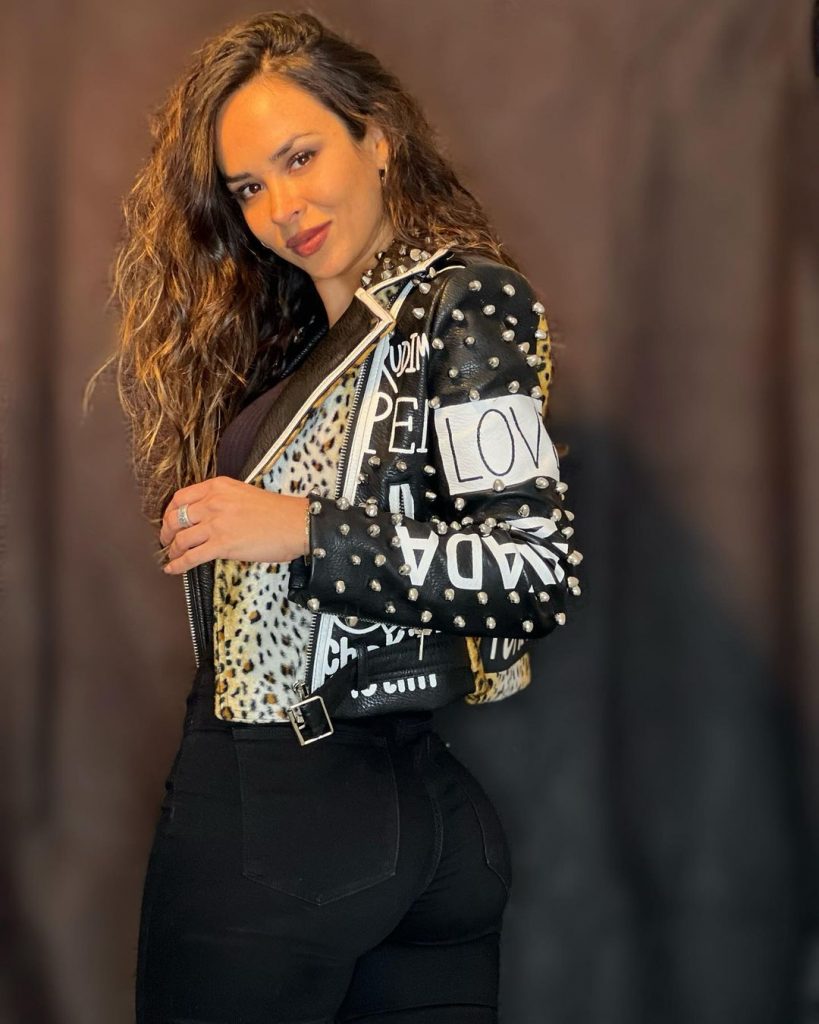 Jhendelyn Núñez posa en aplaudidos bikinazos desde Europa - Tecache.cl