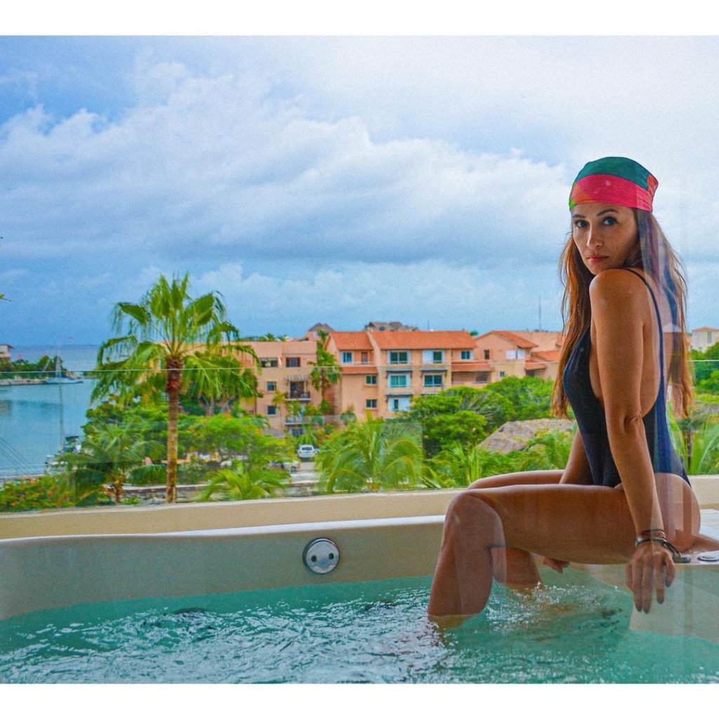 Brasileña Francini Amaral cautiva con video en bikini - Tecache.cl