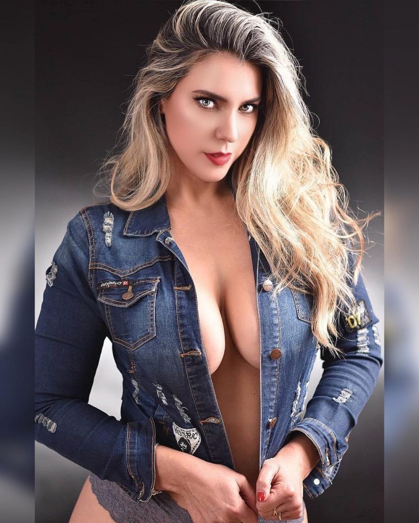 Alejandra Díaz posa en atrevido topless en la web - Tecache.cl
