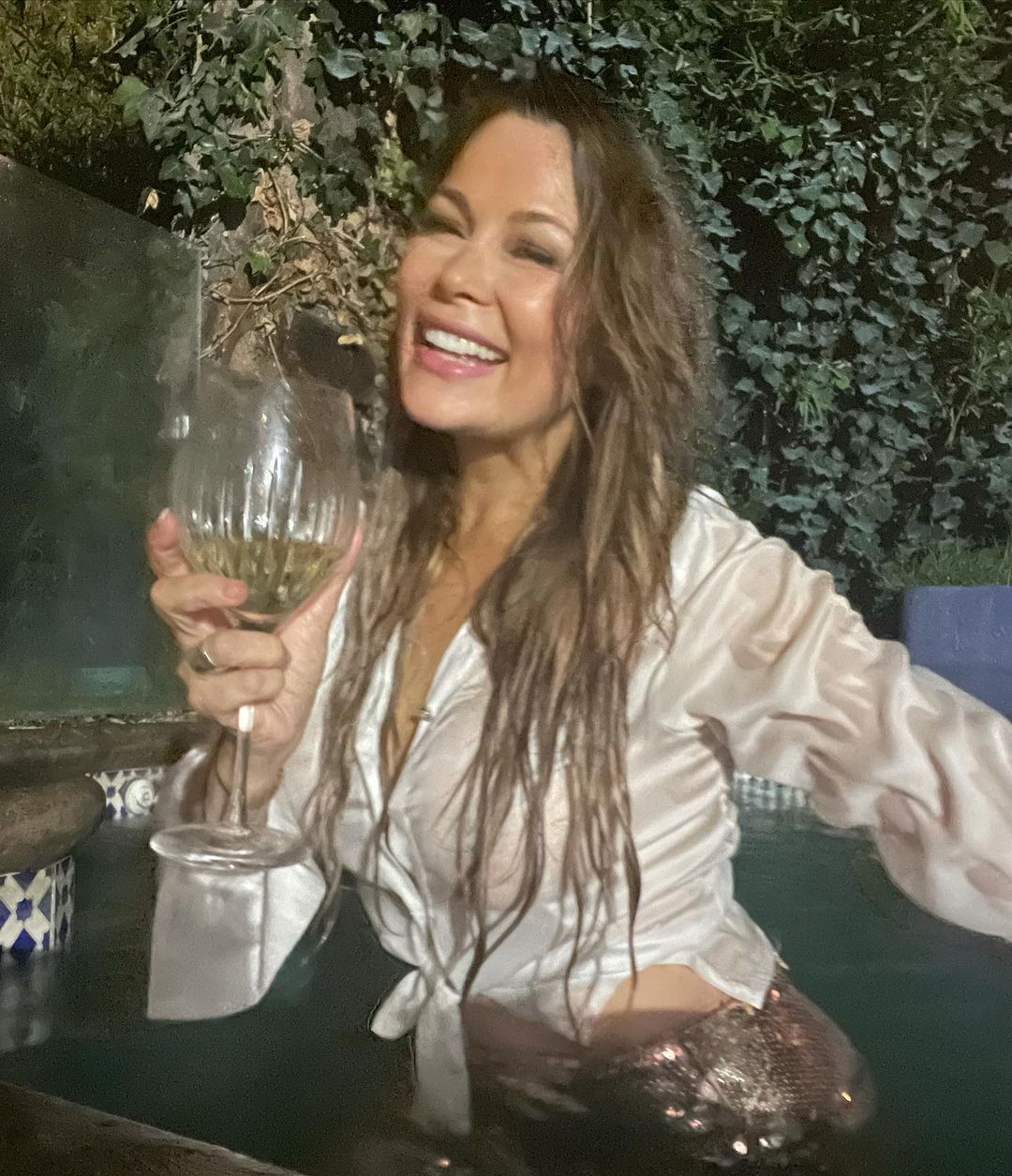 Posó desde la piscina: Cathy Barriga compartió coquetas postales en Año ...