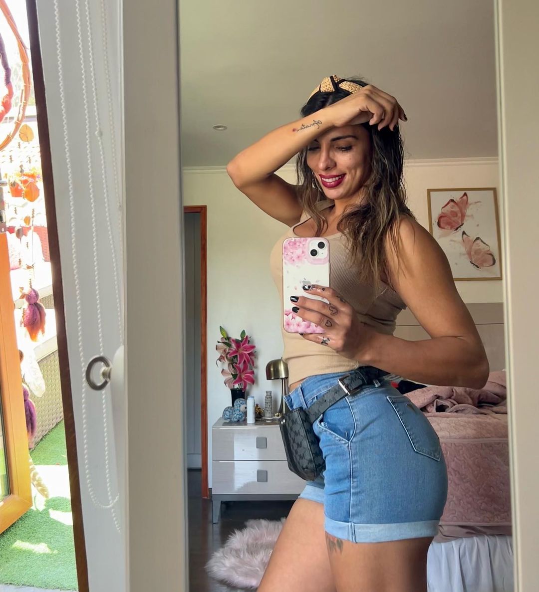Ex chica "Yingo" Jocelyn Medina posa en aplaudidas fotografías - Tecache.cl