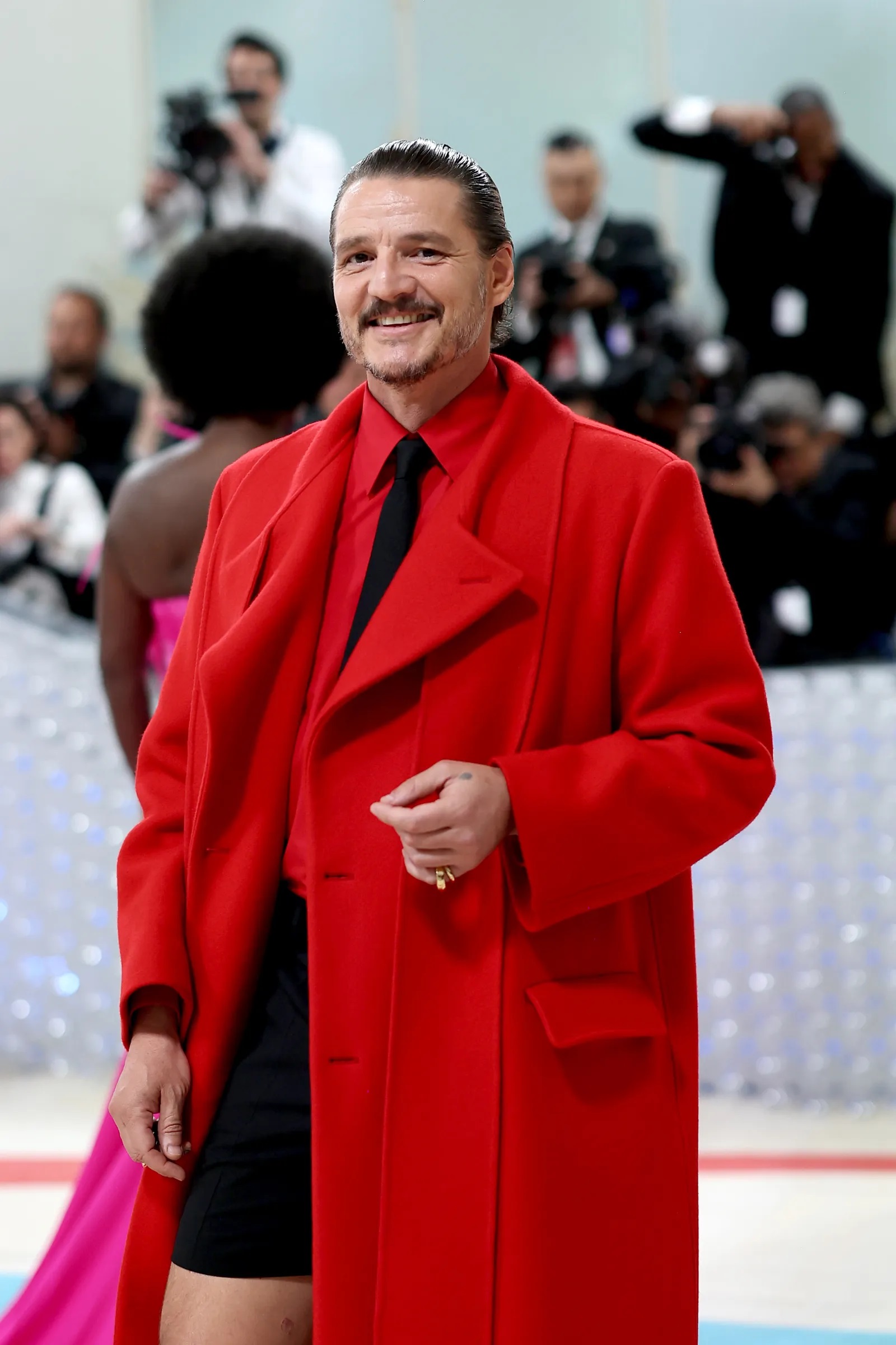 Vestido de rojo y con short: Pedro Pascal causó furor con jugado look ...