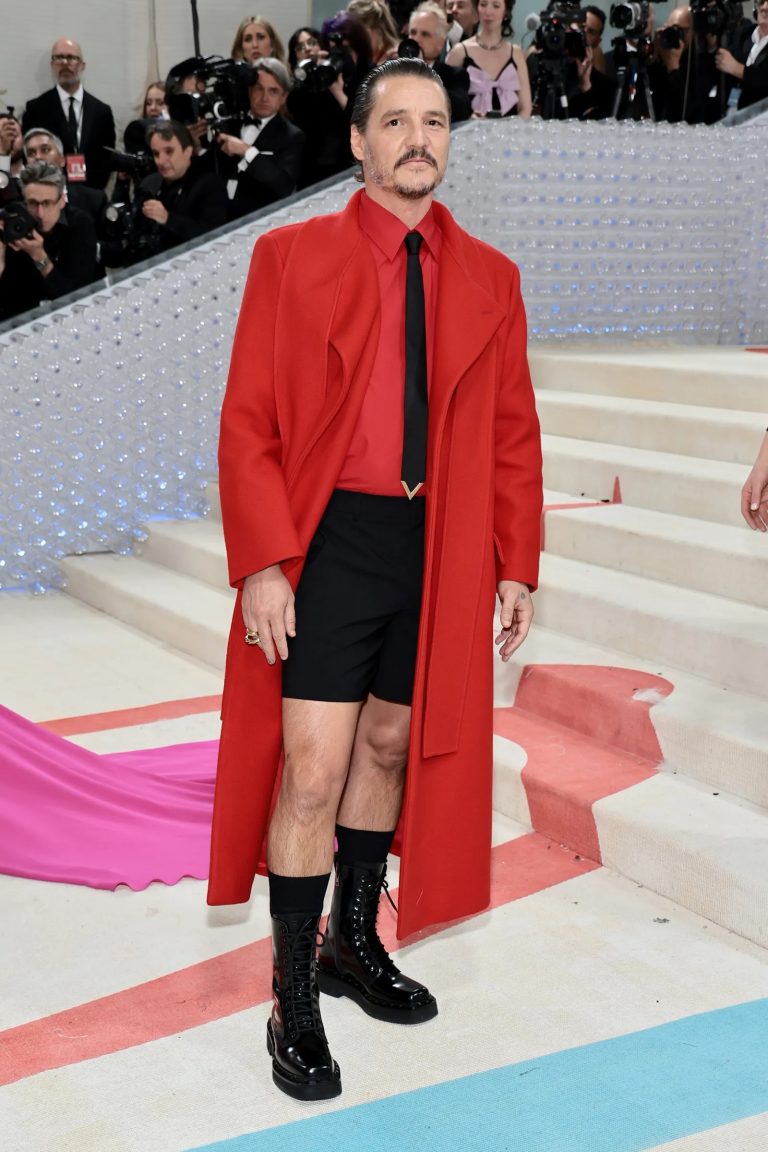 Vestido de rojo y con short: Pedro Pascal causó furor con jugado look ...