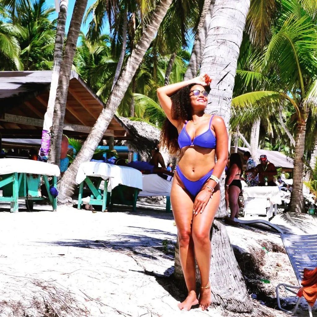 Los sensuales bikinazos de la ex musa de "Morandé con Compañía", Glenny Rosado - Tecache.cl