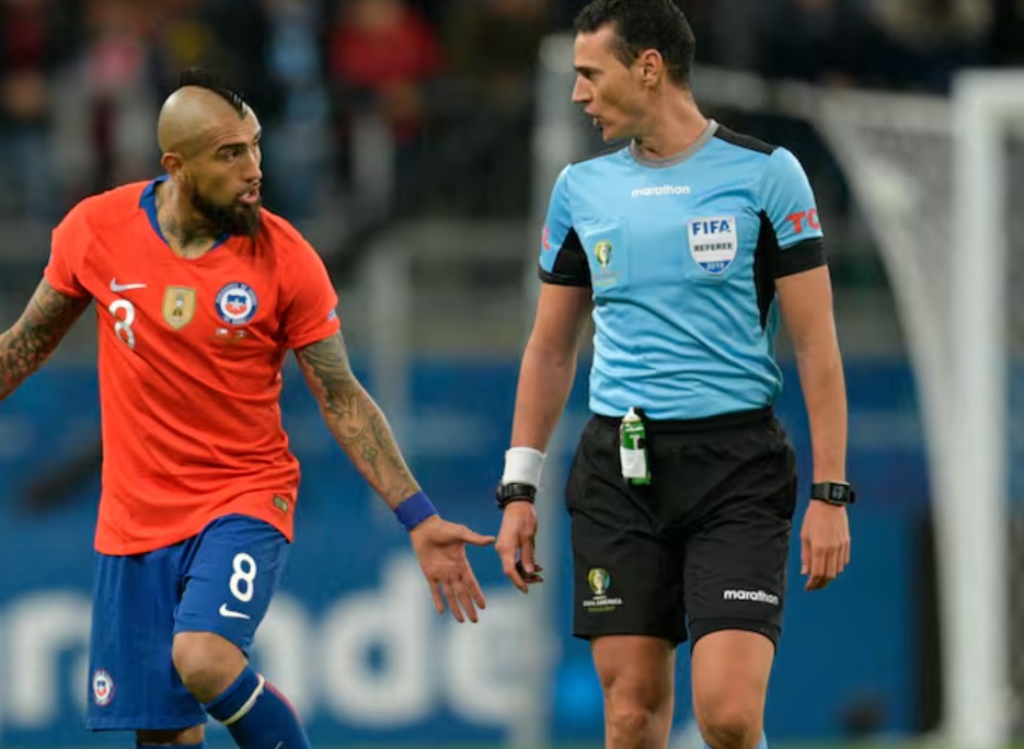 "Otra vez robando": Tras eliminación de Chile, Vidal arremete contra ...