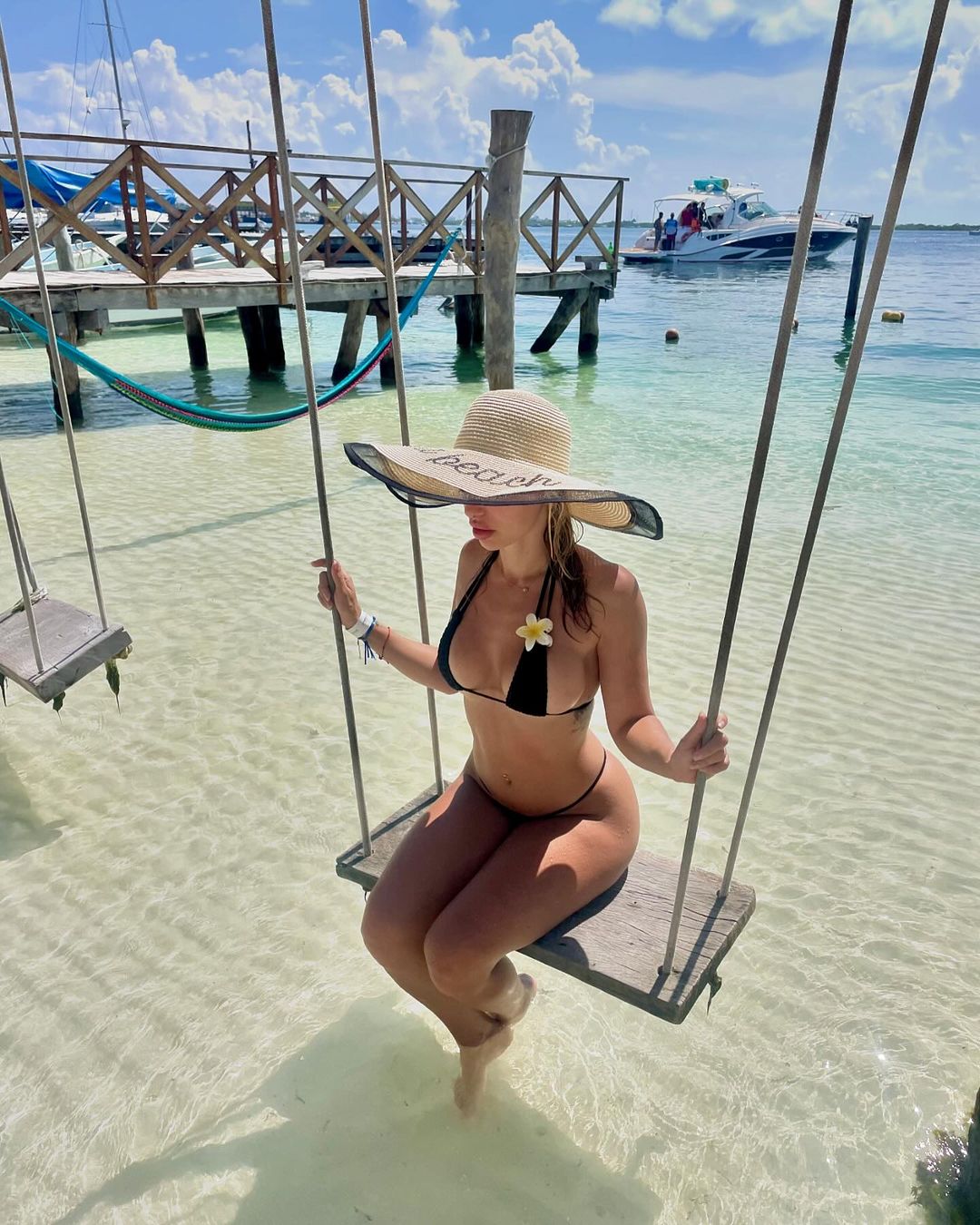 Ex chica reality, Jessica Pires, encanta posando en bikini colaless - Tecache.cl